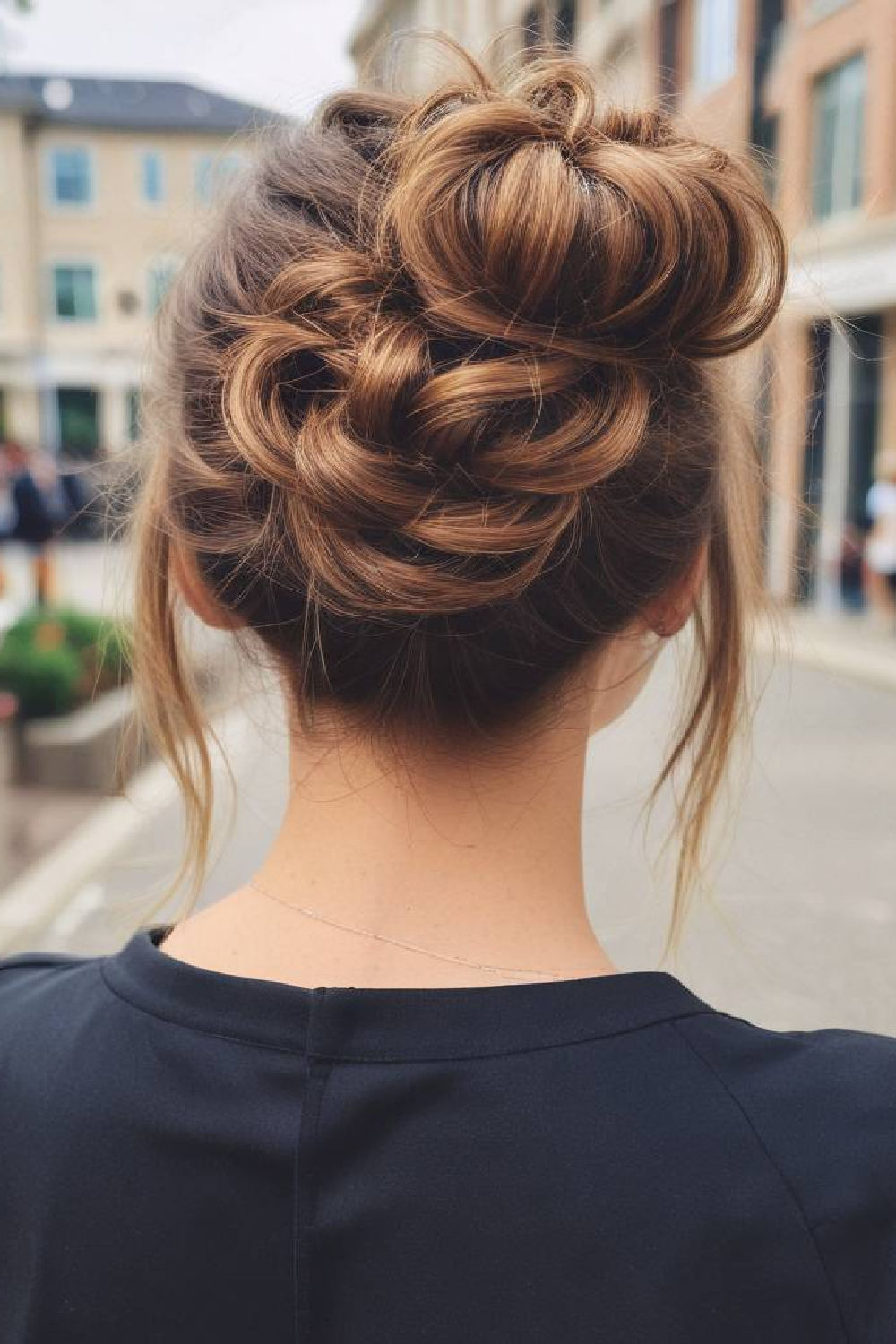 20 Graduation Hairstyles That Will Look Great with Cap